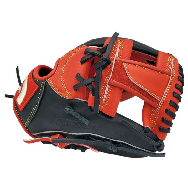 素材：天然皮革(牛革)ポジション：オールラウンド用カラー：レッド×ブラック特徴：素手感覚が人気の久保田スラッガー！手入れ部は小さめで、J2より少し指の長いモデル※ご注文前に必ずお読み下さい※当店の掲載商品は、当社(スポーツサクライ)が運営す...