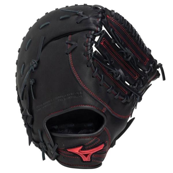 素材：受球面／背面：天然皮革（牛革）ポジション：キャッチャー・ファースト兼用カラー：09/ブラック特徴：ちょっと本格志向＆こだわり強めのソフトボールプレーヤーへ！■しっかり感のあるREDの基本仕様で強い打球にも捕り負けしない＆ミットの屈曲を...