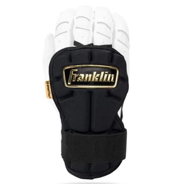 サイズ：フリーサイズ　カラー：ブラック×ゴールド　特徴：ケガの防止に最適なハンド＋リストガード登場！　　　■ハンド+リストガード衝撃により硬化し、ボールのダメージを吸収して軽減するように設計されたこのソフトシェルハンドプロテクターで、手と手...