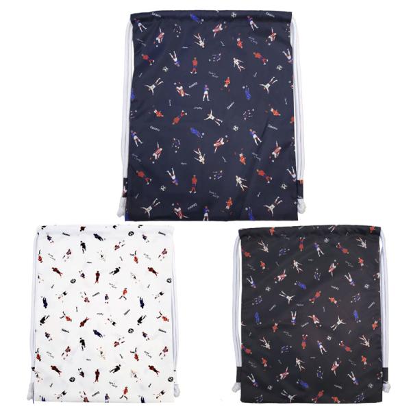 素材：ポリエステル 100％サイズ：W37cm×H47cm×D5cm 8.7Lカラー：01/ホワイト02/ブラック21/ネイビー特徴：総柄プリントが目を引くナップサック。軽量で使いやすく、トレーニングやスクールバッグのサブとして大活躍。シン...