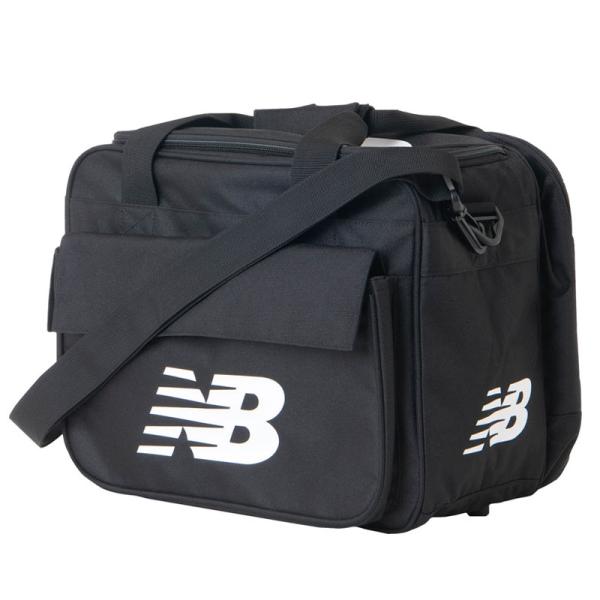 素材：ポリエステル 100％カラー：BK/ブラックサイズ：約34×27×22cm 約22.5L特徴：チームに必須のメディカルショルダーバッグ。救急時に素早くアクセスできるように本体ルーム、背面ルームには開閉しやすいダブルファスナーを採用。必...