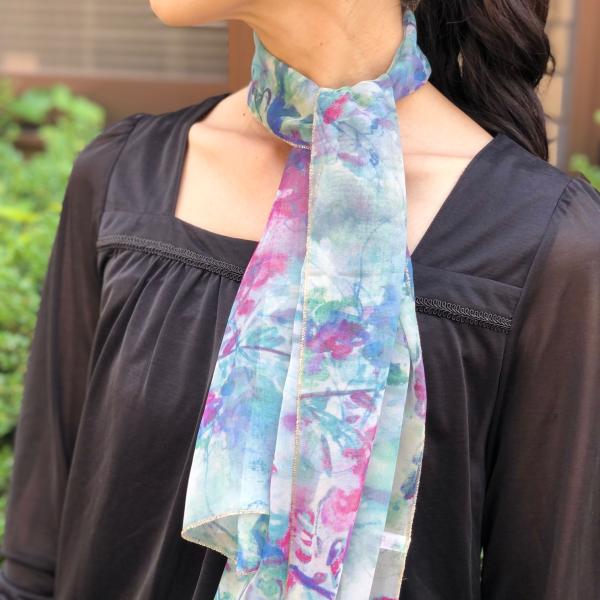 柔らかな花柄プリントが印象的なシフォンのミニスカーフ。優しく淡い色使いのデザインが、どんな服にも馴染みやすいスカーフです。驚くほど柔らかな高級ポリエステルシフォン素材は、しわになりにくく、ご家庭でも洗濯していただけます。小ぶりのサイズなので...