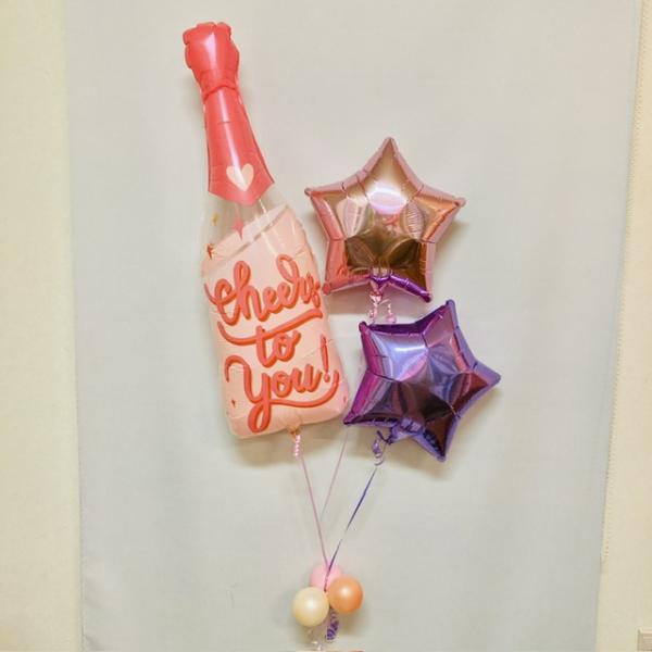 スタンド花サイズですごく人気のバルーンです。ピンクシャンパンバルーンは、大きく、繊細で、バルーンの表面が揺れ動くたびにきらきら光ってきれいです。開店おめでとうセレブレーションバルーンでお祝いバルーン電報　開店祝いにおすすめのバルーンギフトの...