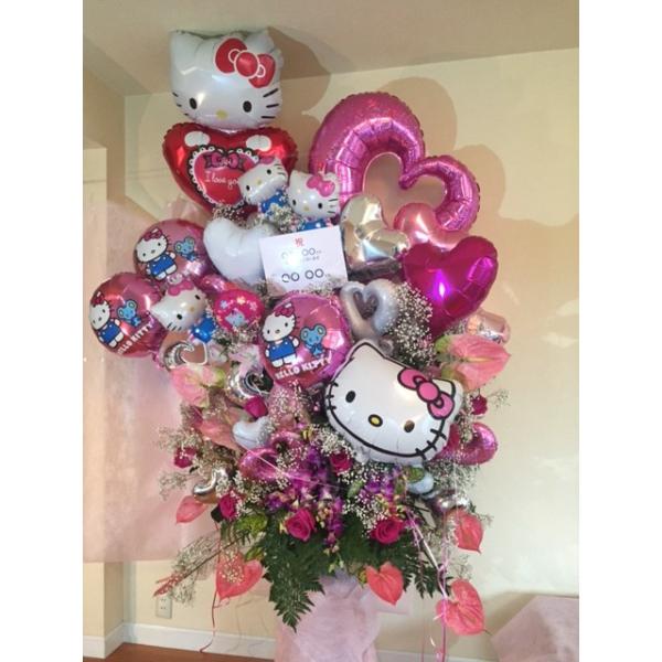 めずらしい生花とキティバルーンのスタンド花開店祝い、コンサート、お祝い。札付き。全体の高さ250ｃｍくらい　札付き札のメッセージをコメント欄にご記入下さい人気のスタンド花キティバルーン付きです。