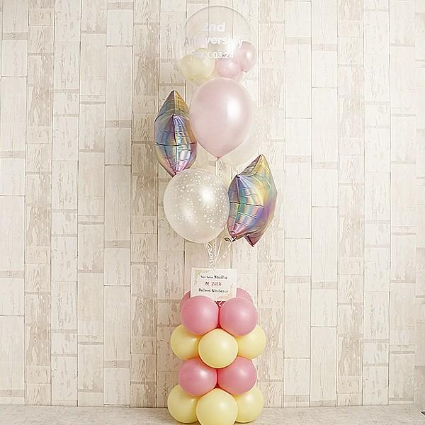 ぱっと目を惹く星型のレインボーフィルムバルーンを中心に、優しい色味でふんわりと仕上げました。同じ星モチーフでリンクした星柄のラウンドバルーンも添えてよりファンシーに！星型のレインボーのバルーンは見る角度によって印象が変わるので、バルーンが揺...