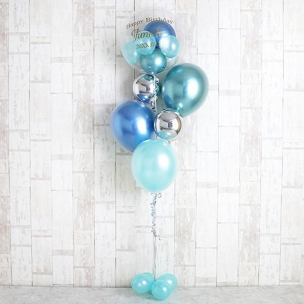 海の中を思わせるようなマットなディープブルーとブルーグリーンのバルーンにぷっくりとしたバブル（泡）のようなシルバーのバルーンをあしらった印象的なバルーンアレンジ。ブルーグラデーションといっても、重厚感を放つクロームバルーンのディープブルーと...