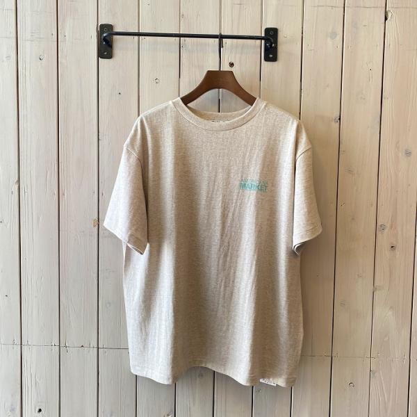 「 Americana 」アメリカーナプリントTシャツ日常に馴染むヴィンテージ感。計算された「大人のゆとり」を楽しむ一枚。■ デザインフロントに施された、どこか懐かしさを感じさせるカレッジ調のロゴプリントが印象的な一着。シルエットは、アメリ...