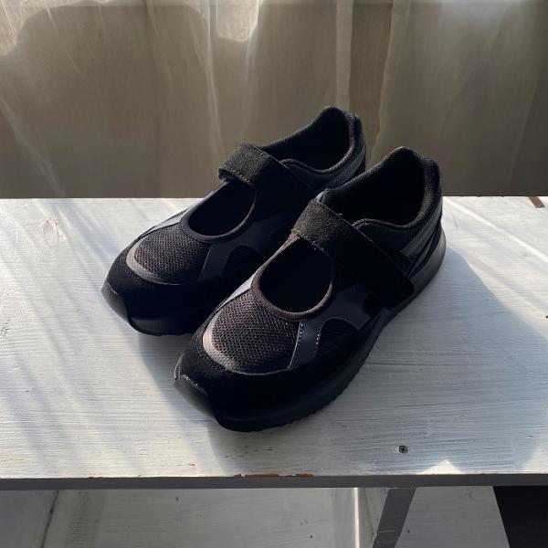 「moonstar」(ムーンスター)　ムーンスターのロングセラー商品を現代のライフスタイルに向けて再構築した「SKOOLER」シリーズ。長く学生に親しまれてきたジャガーシリーズをベースにしたJAGUAR JOG 1を着脱しやすいバンド構造に...