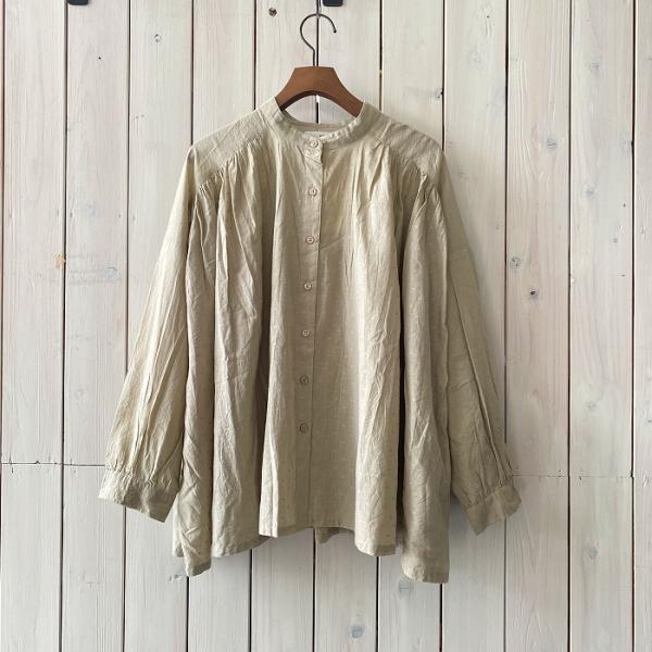 「SOIL」(ソイル)　商品名：COTTON DOBIE DOT PATCHWORK BANDED COLLAR GATHERED SHIRT織柄の入った異なる生地をパッチワークしたバンドカラーブラウスです。肩から広がるギャザーが、体のライ...