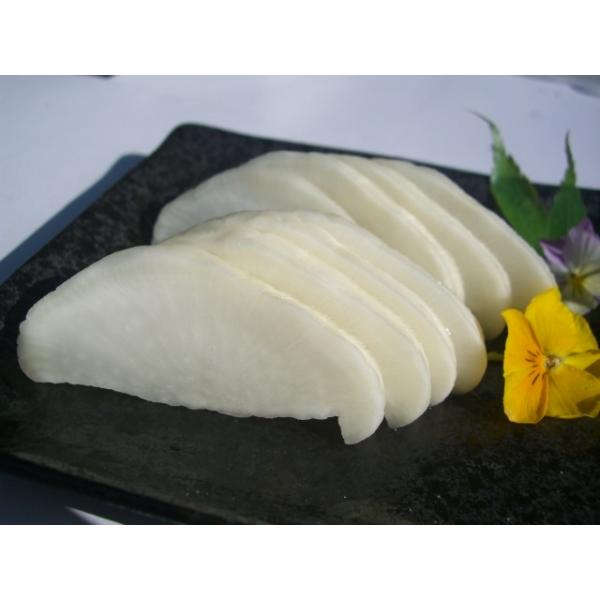 米ぬかを原料とした当社特製の米ぬかを昔ながらの手作りで漬けた半割れ浅漬け大根です。（二分の一）昔ながらの味が人気です。浅漬けよりは少し漬かりが深い方がお好みの方は糠を全部落とさずに半分は浅漬けでお召し上がり頂いて、半分は糠に漬けておくと、ま...