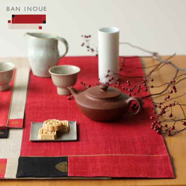 丁寧に手紡ぎ手織りされた麻布に、金糸の刺繍をあしらったラナーです。高級感ある紅白の麻布と、日の出をイメージした金の刺繍で、お正月や、お祝いの席を上品に演出します。サイズ１００ｃｍ×２６ｃｍ麻１００％裏地ポリエステル６５％　綿３５％日本製※在...