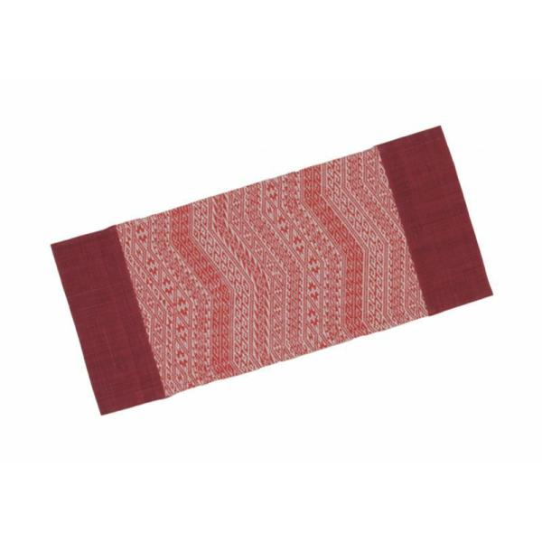 手織りによって伝統的な浮織が施されたリネンの生地と手苧み（てうみ）・手織りで丹念に作った麻布を組み合わせたセンターです【　浮織　】生地の文様部分の糸が、その地から浮き上がっており一見刺繍を施したように見える織物のこと。タイ北部のナーン県は手...