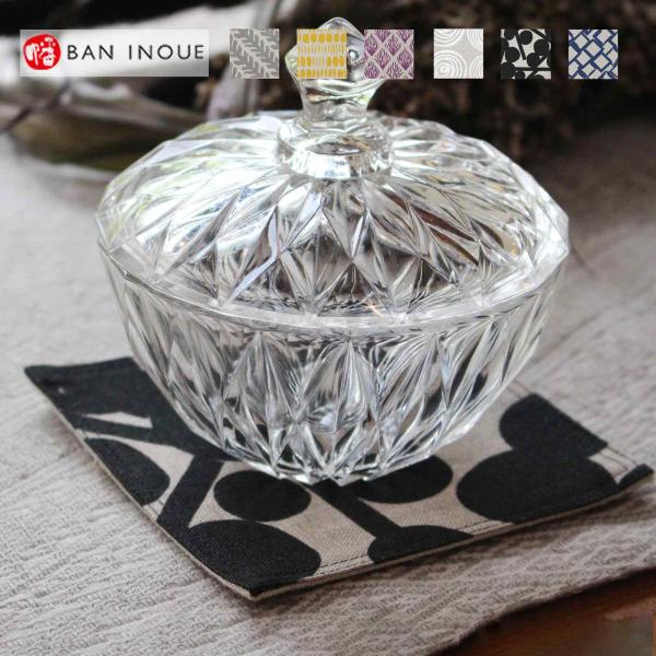 自然から連想されたモチーフをナチュラル感あふれる麻布にあらわしたコースターです。風や波、野に咲く花々や木の実など、自然が与えてくれる喜びや安らぎを表現したテキスタイルシリーズ。機械織り麻のナチュラルな質感を生かしたシックな色合いになりました...