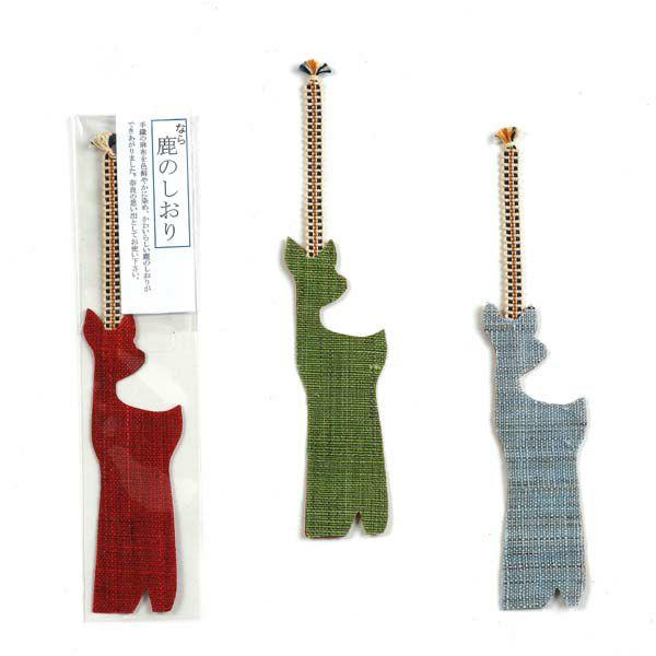 振り向いた鹿がかわいらしい、手織り麻の鹿のしおりです。表裏が色違いになっています。サイズ３．５ｃｍ×１６．５ｃｍ麻１００％真田紐（綿１００％）日本製※単品で125点までメール便発送が可能です。