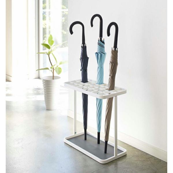 商品詳細:差し込み口が１本づつ仕切られている、大容量の傘立て。オフィスや店舗にぴったり！コンパクトでスリムなデザインなので、玄関スペースを有効活用できます。受け皿が取り外せるのでお手入れが簡単。差し込み部分が仕切られているので傘が整理され、...