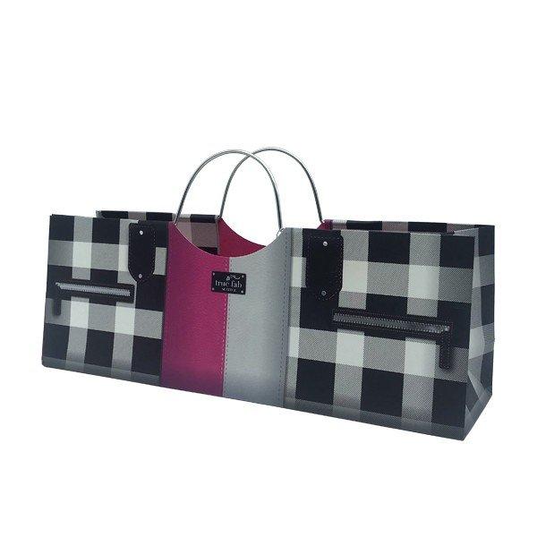 まるでハンドバッグのような、お洒落なワイン用ギフトバッグ。白黒のストライプにピンクをあしらった高級あるデザインをプリント。デザインにマッチする金属製のハンドルとタグが高級感を醸し出します。ワイン１本が横向きにちょうど収まるサイズは使い勝手も...