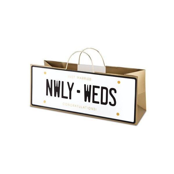 まるでハンドバッグのような、お洒落なワイン用ギフトバッグ。新婚夫婦の意味の【NWLY-WEDS】と描かれたライセンスプレートデザインをプリント。金属製のハンドルとタグが高級感を醸し出します。ギフトはもちろん、パーティへの手土産、はたまたお弁...