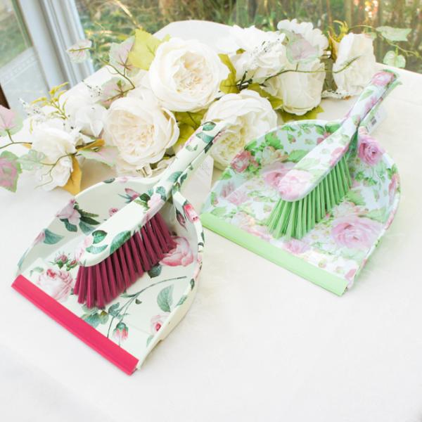 ちょっとした場所のお掃除も気軽に楽しめる華やかなローズ柄のお掃除セット。こんなにおしゃれな道具なら、お掃除も積極的に楽しめそうですね。■サイズ：ほうき　約28.5×5×H11cmちり取り　約22.5×31×H9cm■素材：本体　ポリプロピレ...