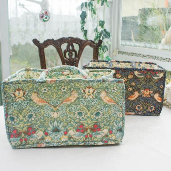 横にも取手付きなので持ち運びに便利なキルト製のバスケット。A4が入る仕様で、キルトが細かいひし形です。正面・側面の2WAYで使えて、棚にも収納可能です。内側はプチローズ柄です。■サイズ：32×23×20cm■素材：表：綿100％　裏：ポリエ...