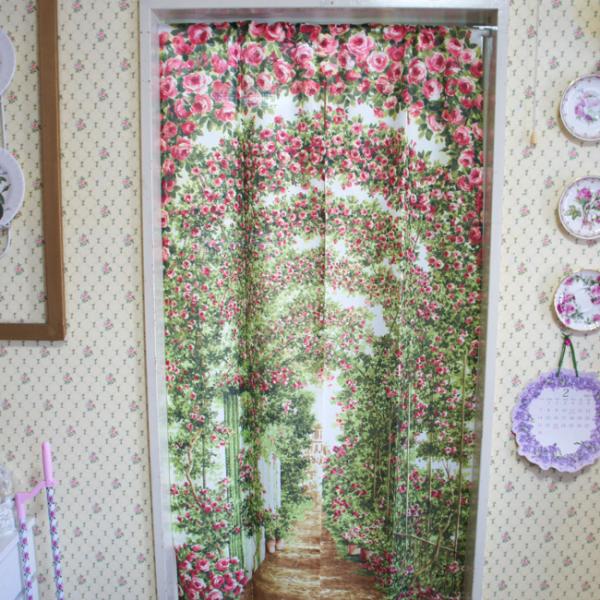 お部屋の中にまるでバラの小道ができてしまったような、掛けるだけでインパクトのあるノレンです。遠近感のあるデザインやバラのアーチが見ているだけでリラックス効果がありそう。丈が長めなので、目隠しに最適です。また、お部屋を仕切るので 冷房・暖房効...