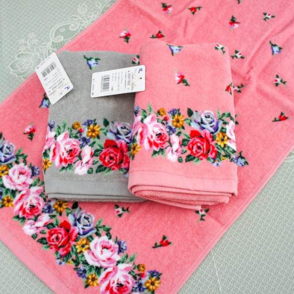 レイクアルスターの定番「ローズガーデン」のシャーリングプリントタオルです。色鮮やかで、滑らかな肌ざわりです。ギフトにもおすすめの華やかなローズ柄です。■サイズ：34×80cm■素材：綿100%■生産地：中国※はじめのうちは多少色落ち、毛羽落...