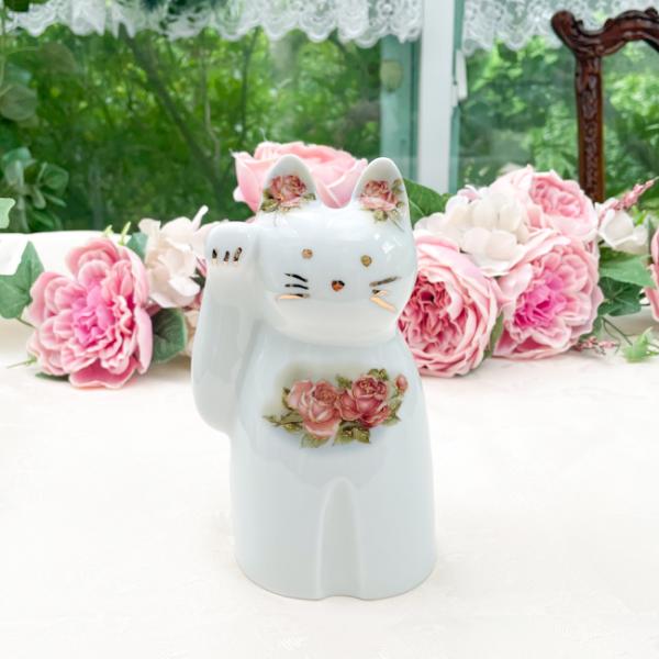 インテリアとしても楽しめる華やかなゴールドローズ柄の貯金箱。可愛らしいネコモチーフで、猫好きの方へのプレゼントにもおすすめです。※取り出し口は薄いコルク張りですので、1度使うと破けてしまう可能性がございます。■サイズ：約W8.6×D8.6×...