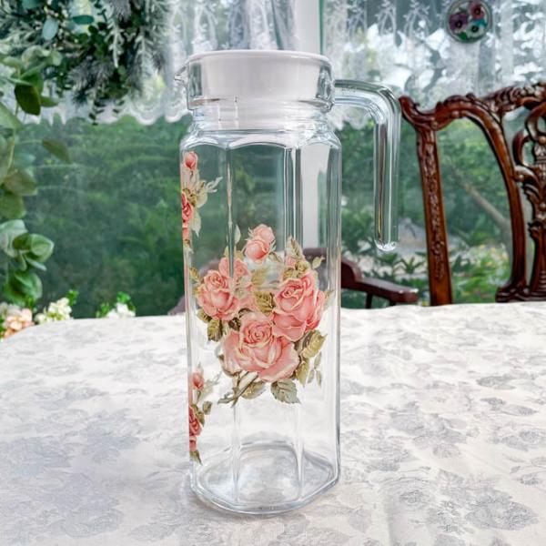 夏に大活躍の華やかなゴールドローズ柄の冷水筒です。冷蔵庫のドアポケットに入れられます。■サイズ：口径7.8×W12×H24cm■内容量：約1L■素材：本体：ガラス　蓋：プラスチック■原産国：日本■電子レンジ・ 食洗機不可※耐熱ではございませ...