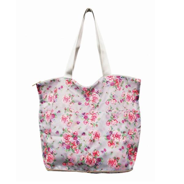 ファスナーで小さく折りたためて、持ち運びに便利なレイクアルスターのコンパクト手提げバッグ。ライトグレーにピンクローズが華やかです。スーパーやお買い物の際のサブバッグなどにとても便利です。バッグの外側にはオープンタイプのポケットが2つ付いてい...