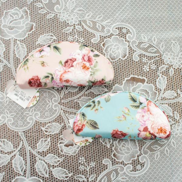 ※当店通常価格1540円がアウトレット特価です。華やかなルドゥーテのブロッサム柄のメガネケース。中敷きは取り外し可能です。眼鏡ケースとしてはもちろん、ポーチにもおすすめです。■サイズ：約H8cm×W17cm×D3cm■素材：ポリエステル10...