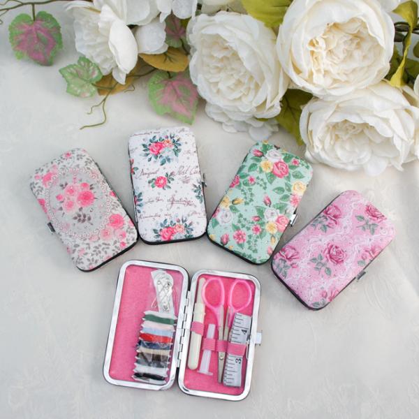 可愛らしいローズ柄のケースに入ったお裁縫セット。メジャー、はさみ、針入れ、針、糸切、糸、糸通しの7点がセットになっています。コンパクトなケースに入っているので持ち歩きや旅行用にぴったりです。ケースには星形のパンチングの中にラメがキラキラ入っ...