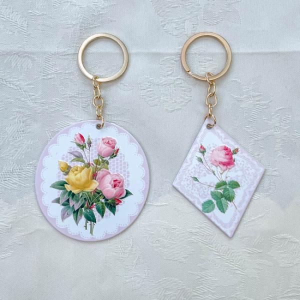 両面プリントでエンボス加工が素敵なキーホルダー。お家や自転車の鍵などのアクセントに便利。 ちょっとしたプレゼントにもおすすめです。■サイズ：ひし形　約Ｗ5.3×Ｈ7cm円型サイズ　約Ｗ6.5×Ｈ7cm■素材：合金■原産国：中国■両面プリント...