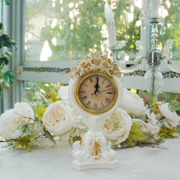 アンティーク調の仕上げがおしゃれなゴールドローズシリーズ。デコラティブなデザインで目を引く存在感のある置時計です。 ■サイズ：W11×D10×H24.5cm■素材：樹脂■原産国：中国■単三電池×1※ハンドペイントのため、色に若干差がございま...