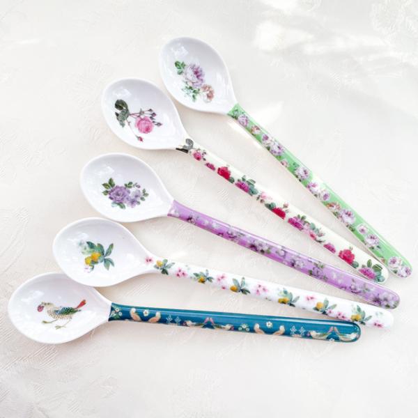 割れにくく扱いやすい人気のメラミン製のロングスプーン。ティースプーンよりも持ち手部分が長く、マグカップでのティータイムやスイーツに便利です。人気の薔薇柄やバード＆ストロベリー柄で登場です。■サイズ：全長約19.5cm　柄の長さ約13.5cm...