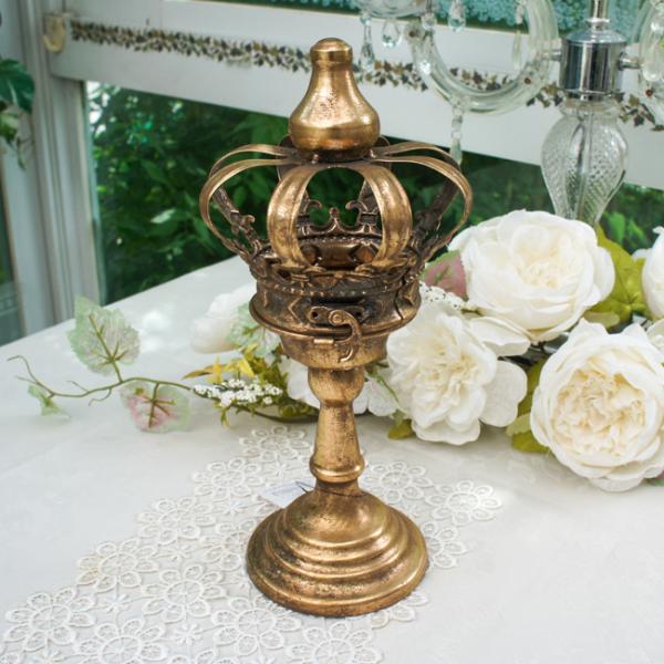 王冠モチーフが素敵なティーライトキャンドル用のホルダー。 ※キャンドルは付属しておりません。キャンドルだけでなく造花を入れたり、そのままでも素敵にお楽しみ頂けます。■サイズ：直径約13cm　高さ約30cm◎飾って頂くキャンドル直径約5cm仕...