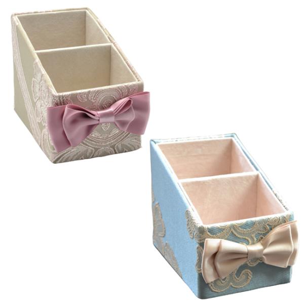 高級感溢れる生地を使用したエレガントなアクアフラワーシリーズ。合わせやすく上品なアクアブルーのお色の小物入れホルダーです。小ぶりなサイズが嬉しい卓上ホルダーは、リモコンやメガネ立て、筆記具などなど様々な用途でお楽しみ頂けます。リボンのアクセ...