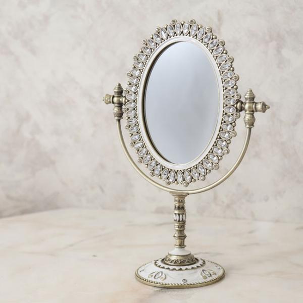 上品さとエレガントさが魅力のクラシカルデザインのスタンドミラーです。いつも使う鏡だからこそ上品に。そっと置くだけでもお部屋のイメージがガラリとかわりそう。細かい装飾が施された上品なデザインのアンティーク調ミラーは、置くだけでお部屋が華やかに...