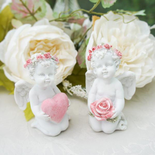 ピンクのハートとローズをそれぞれ持ってお座りをしている可愛らしい天使のオブジェ。並べてのディスプレイがおすすめです。■サイズ：約5.5×6×H9cm ■素材：ポリレジン■原産国：中国※製造上、色の塗りムラやハゲがございますので、ご了承の上お...