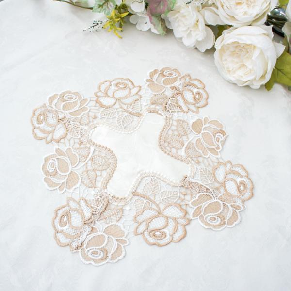 ジャガード織に繊細なローズレースをあしらったテーブルセンターホワイトとベージュの2色のローズのレースの組み合わせが気品ある豪華なデザインです。■サイズ：30×30cm■素材：ポリエステル100%■生産国：中国