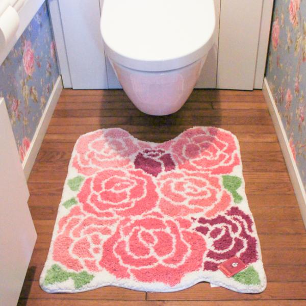 ※こちらの商品は、サイズの関係上ラッピング対象外となります。ロマンチックなピンクローズが集まったダイカットデザインのtトイレマット。ふかふかシャギーの人気シリーズです。■サイズ：約60×72cm■素材：表地・・ポリエステル100％裏面・・T...