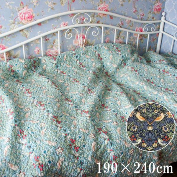 ウイリアム・モリスのデザインした、ツグミがイチゴをついばむ様子を描いた人気の柄のキルトマルチカバー。ソファーカバー・ベッドカバー・こたつカバー・敷物・ラグとしてもお使いいただけるマルチカバーです。裏側は小花柄です。■サイズ：約190cm×2...