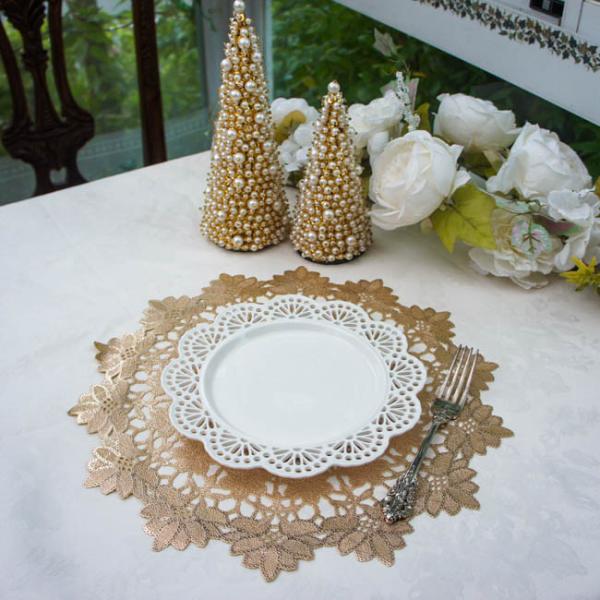 繊細なレース模様が美しい、上品なゴールドカラーの丸形プレースマット。PU素材で、柔らかさと耐久性を兼ね備えています。まるで本物のレースのような繊細な透かしデザインながら、汚れに強くお手入れも簡単。光を受けてほんのり輝くゴールドが、テーブルを...