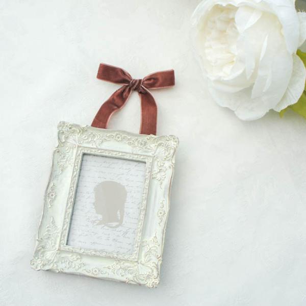 クラシックな装飾が美しい、アンティーク調のミニフレームです。繊細なレリーフが施されたフレームに、上品なベルベット風リボンを組み合わせ、壁面をエレガントに飾るアクセントとして活躍します。写真やポストカード、シルエットアートなど小さなアートを引...