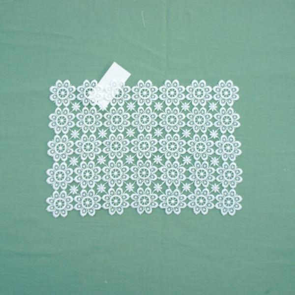 オールギュピールレースのドイリー。小物のディスプレイやアクセントにも素敵です。レース部分はほつれにくいので、きれいにはさみでカットして自由にアレンジがお楽しみ頂けます。 ■サイズ：25×34cm■素材：ポリエステル