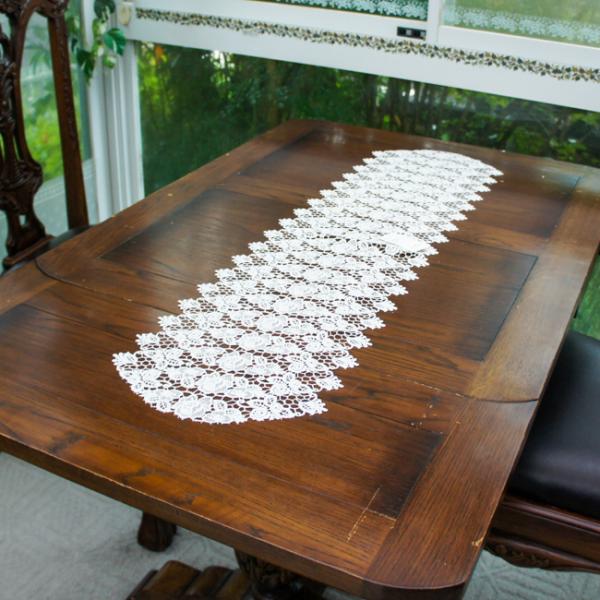 薔薇のモチーフが連なるクラシックな雰囲気のテーブルセンターです。ダイニングテーブルやチェストのアクセントに。■サイズ：約30×100cm■素材：ポリエステル100%　■生産国：中国※両サイドは切りっぱなしになっています。※画像掲載のスワッグ...