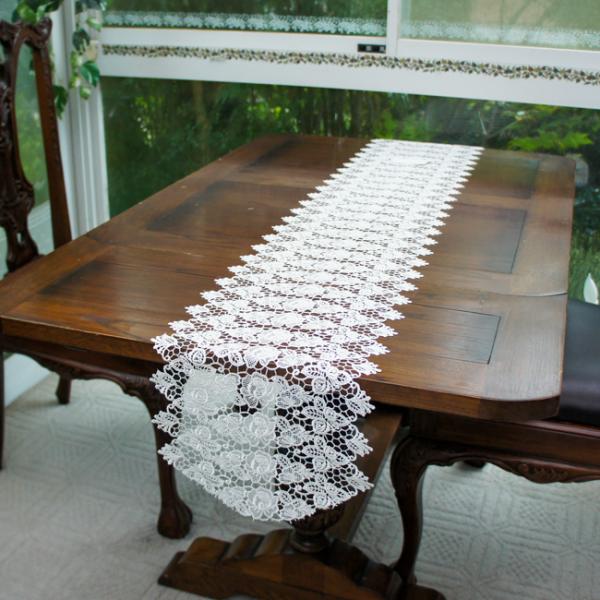 薔薇のモチーフが連なるクラシックな雰囲気のテーブルセンターです。ダイニングテーブルやチェストのアクセントに。■サイズ：約30×150cm■素材：ポリエステル100%　■生産国：中国※両サイドは切りっぱなしになっています。※画像掲載のスワッグ...