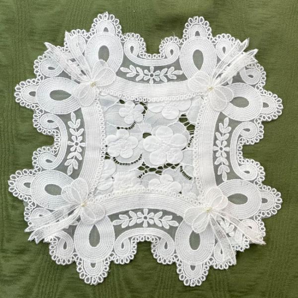 沢山のフラワーモチーフを一枚一枚縫い付けた動きのある華やかなドイリー。リボンレースが可愛いアクセントになっています。■サイズ：約26cm×26cm■素材：ポリエステル100%■生産国：中国