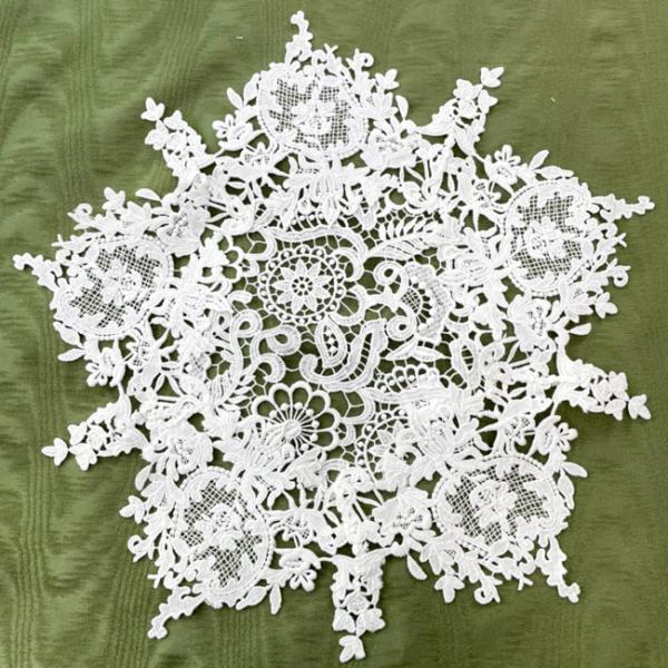 ※当店通常価格2750円がアウトレット特価です。純白のとても繊細なギュピールレースが作り出す上品で上質なレースのドイリーです。■サイズ：直径約35cm■素材：ポリエステル100%■生産国：中国