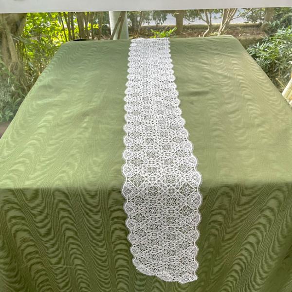 ※当店通常価格3080円がアウトレット特価です。お花や葉のモチーフが可愛らしいテーブルランナー。縁はスカラップになっていて優しい雰囲気です。ダイニングテーブルやチェストのアクセントに。■サイズ：約18×120cm■素材：ポリエステル100%...