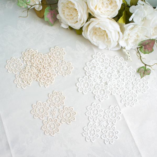 オールギュピールレースのフラワーモチーフが可愛らしいミニサイズのコースター4枚セットです。コースターだけでなく小物のディスプレイやアクセントにも素敵です。レース部分はほつれにくいので、きれいにはさみでカットして自由にアレンジがお楽しみ頂けま...