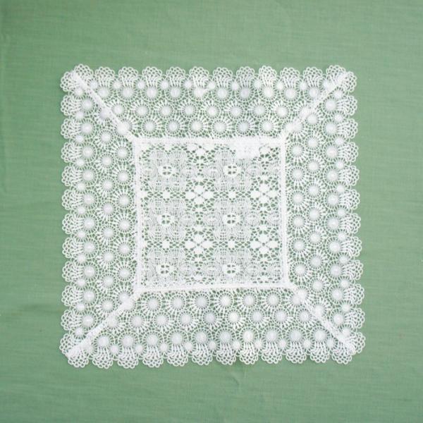 白いたんぽぽの綿毛がフワフワと舞っているようなギュピールレースをぐるりと配した可愛いデザイン。■サイズ：33×33cm　■素材：中心のレースはコットン100%ギュピールレース　ポリエステル100%